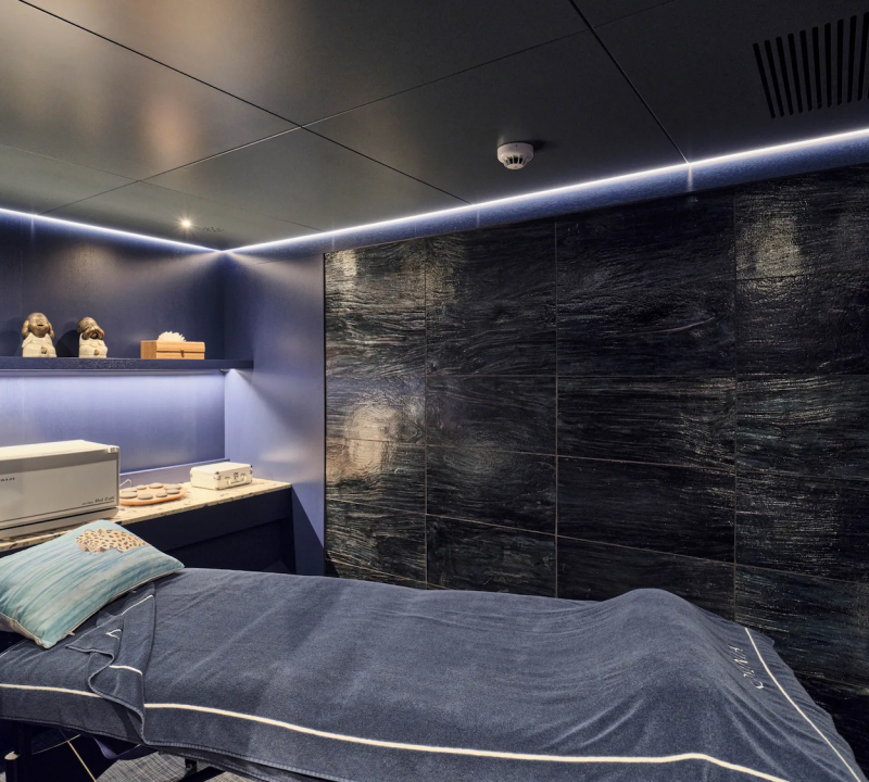 Yacht OMNIA, Amels | CHARTERWORLD Luxury Superyacht Charters